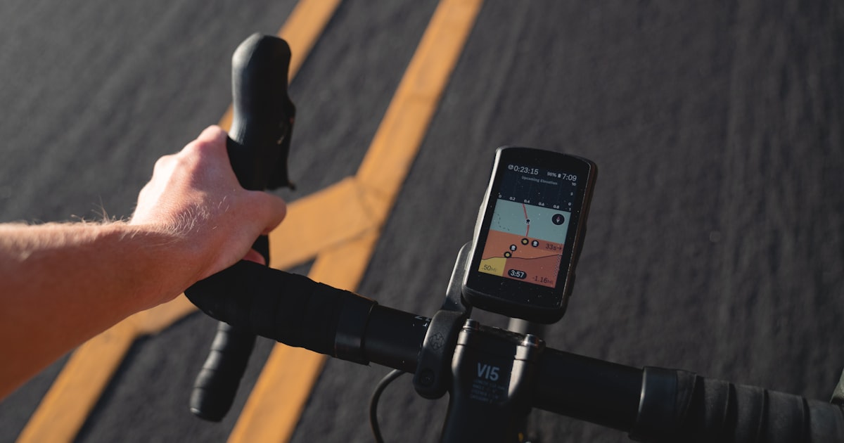 Wahoo ACE vs Garmin Edge 1050 : lequel choisir en 2026